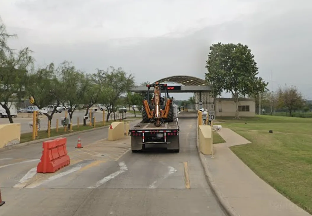 Eagle Pass Border Crossing - Cross Border Coverage